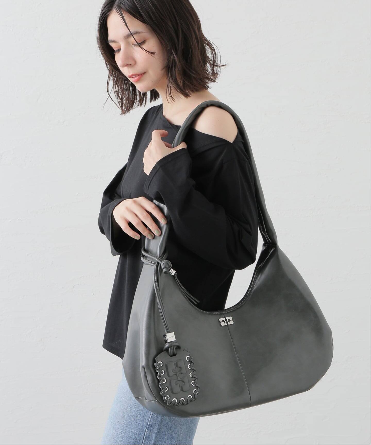 GANNI/ガニー Ganni Bou Bag Hobo Medium（ショルダーバッグ）｜U by